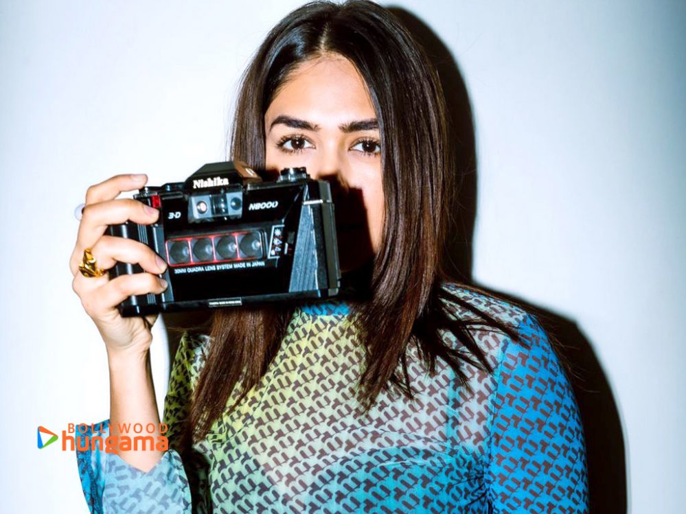 Mrunal Thakur Wallpapers | HD Image Download of Mrunal Thakur | Photo ...