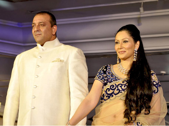 Sanjay Dutt, Bipasha, Neha, Riya and Raima at Gitanjali Bollywood ...