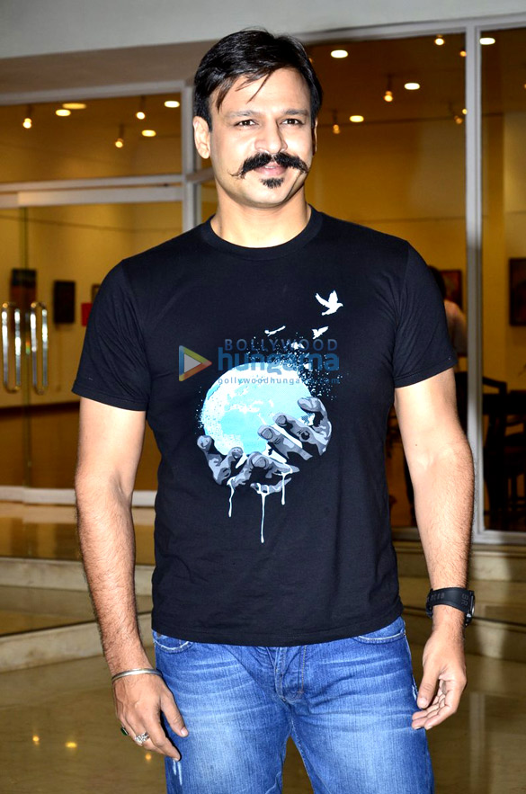 Vivek Oberoi & Kunal Kapoor grace Giving Back NGO India event | Vivek ...