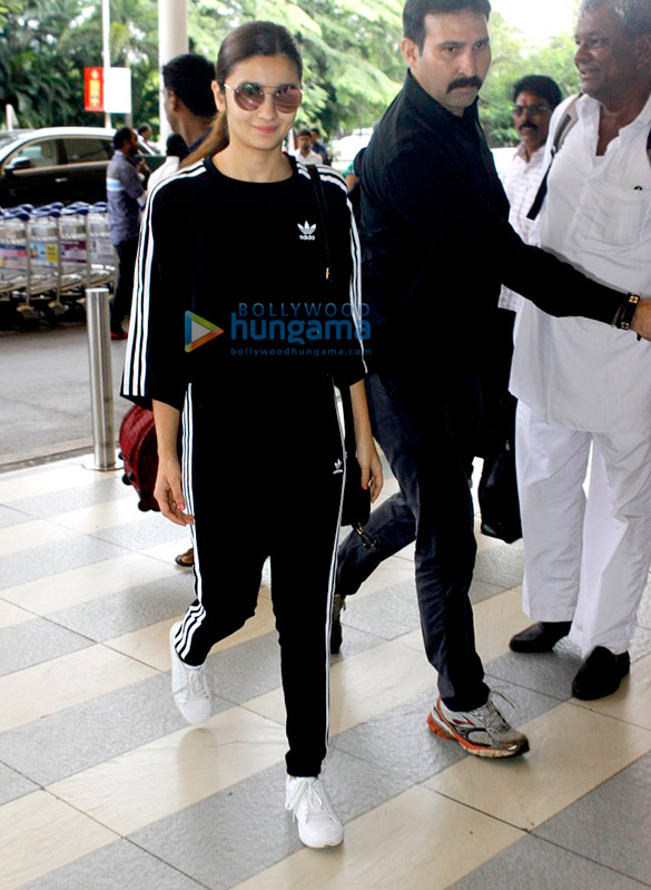 Alia Bhatt leaves to shoot for Jai Jawan at the Indian border | Parties ...