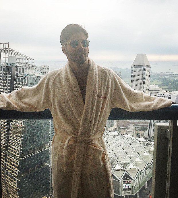 Watch: Varun Dhawan goofing around on sets of Badrinath Ki Dulhania in ... Watch: Varun Dhawan goofing around on sets of Badrinath Ki Dulhania in ...