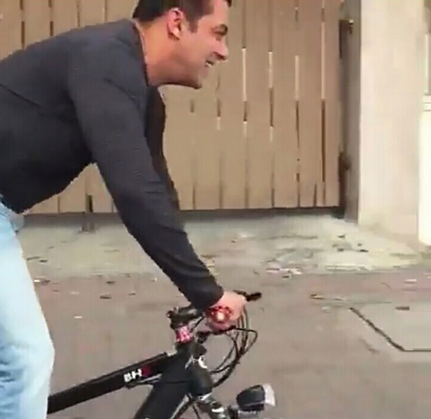 Watch: Salman Khan surprises Shah Rukh Khan’s fans on his e-cycle ... Watch: Salman Khan surprises Shah Rukh Khan’s fans on his e-cycle ...