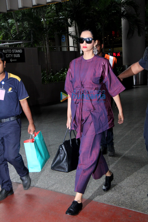 Sonam Kapoor Ahuja, Raveena Tandon and others snapped at the airport ...