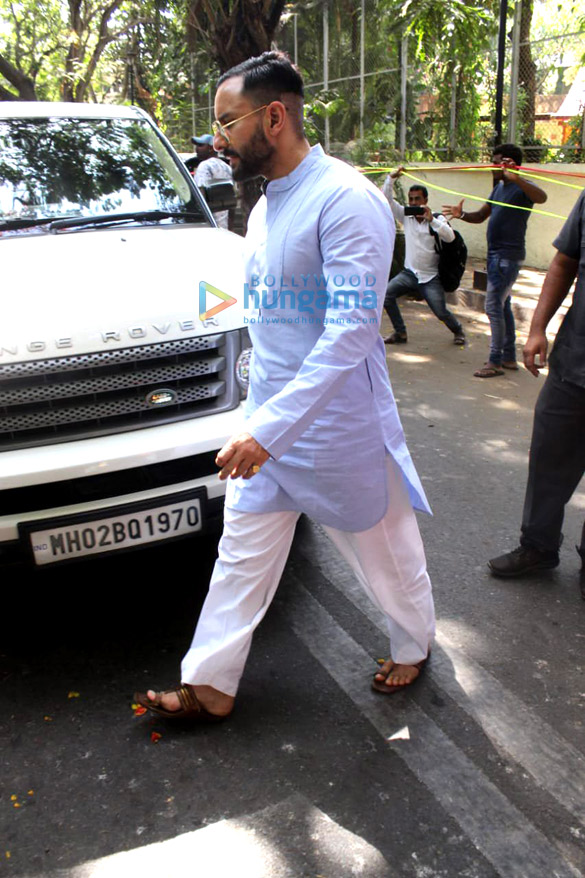 Photos Saif Ali khan and Bhushan Kumar at Ajay Devgn’s house -01 | Saif ...