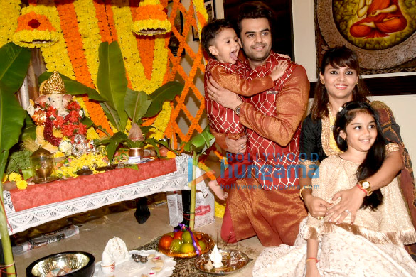 Photos Maniesh Paul snapped with his family during Ganpati puja at his ...