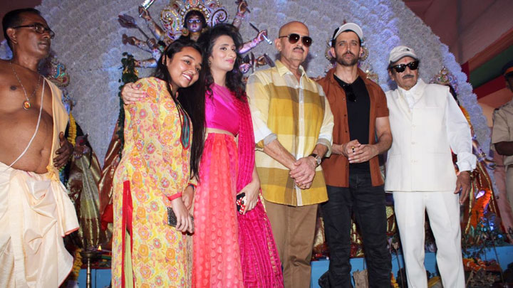 Hrithik Roshan, Rakesh Roshan & others attend Maha Navami Puja | Durga ...