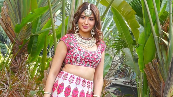 Mahira Sharma's SENSATIONAL Photoshoot! - Bollywood Hungama