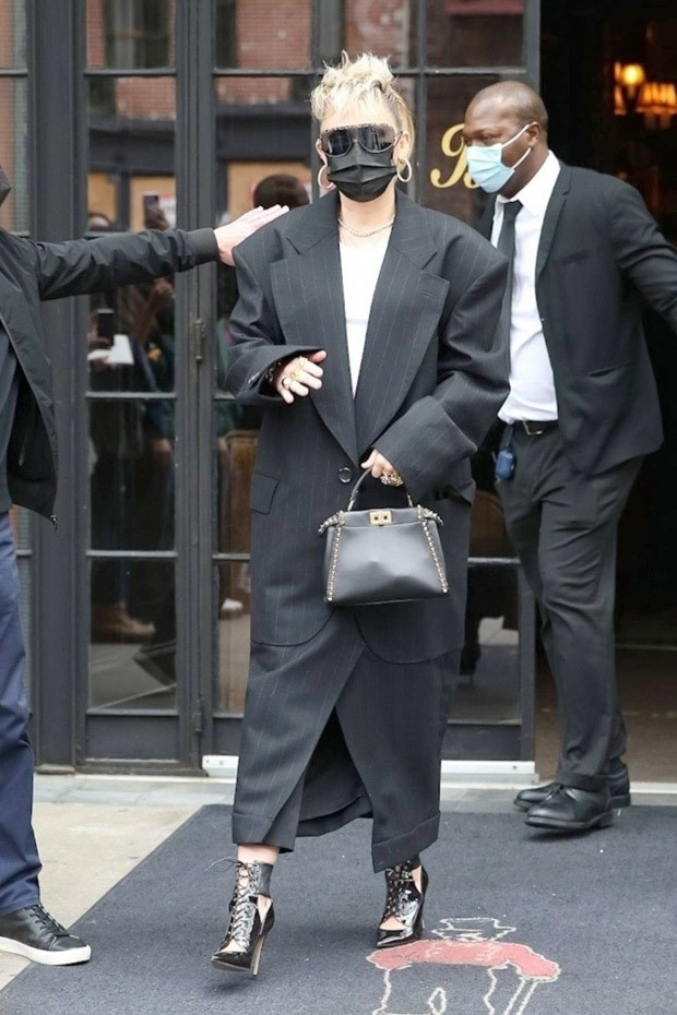 Miley Cyrus gets a makeover for Saturday Night Live, debuts mohawk and ...