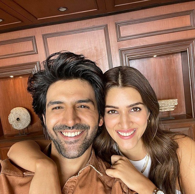 Kartik Aaryan and Kriti Sanon are all smiles as they announce schedule wrap of Shehzada, see ...