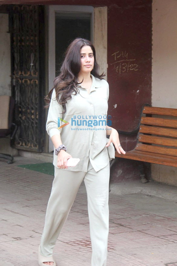 Photos: Janhvi Kapoor snapped outside the gym after her pilates session ... Photos: Janhvi Kapoor snapped outside the gym after her pilates session ...