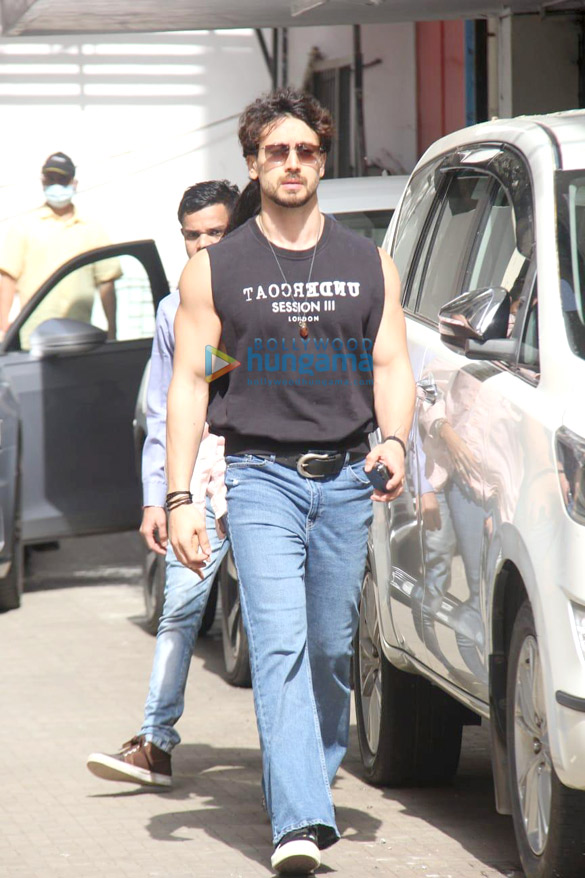 Photos Tiger Shroff snapped outside the Dharma office in Khar (3 ...