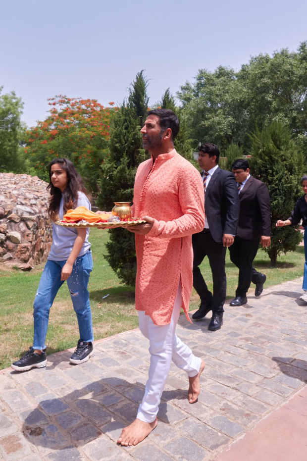 Akshay Kumar, Manushi Chhillar, Dr. Chandraprakash Dwivedi pay tribute ...