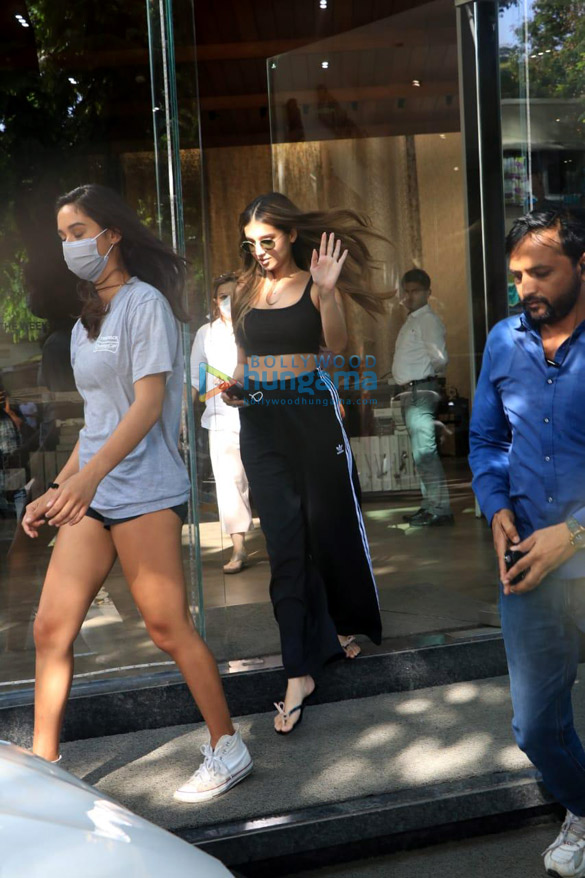 Photos Tara Sutaria and her sister Pia Sutaria snapped in Bandra (3 ...