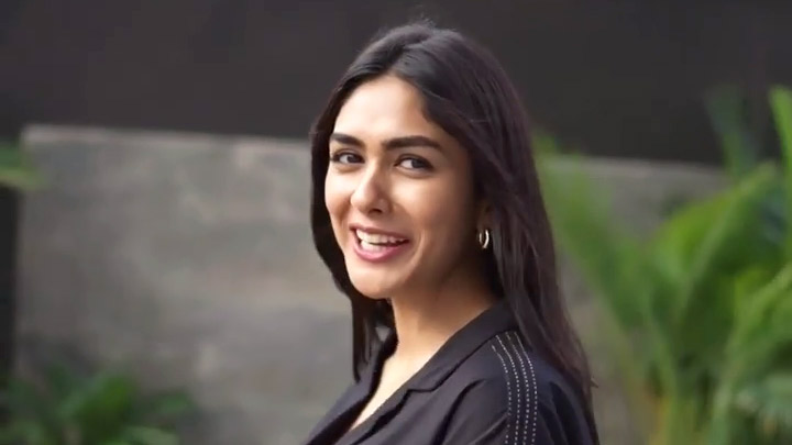 Mrunal Thakur shows the real definition of swag - Bollywood Hungama