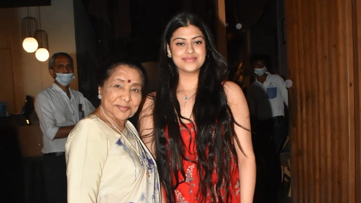Asha Bhosle poses with grand-daughter Zanai Bhosle - Bollywood Hungama