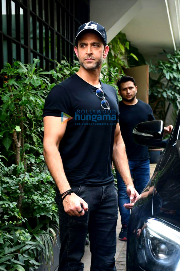 Photos Hrithik Roshan and Saba Azad snapped in Juhu (2) | Hrithik ...