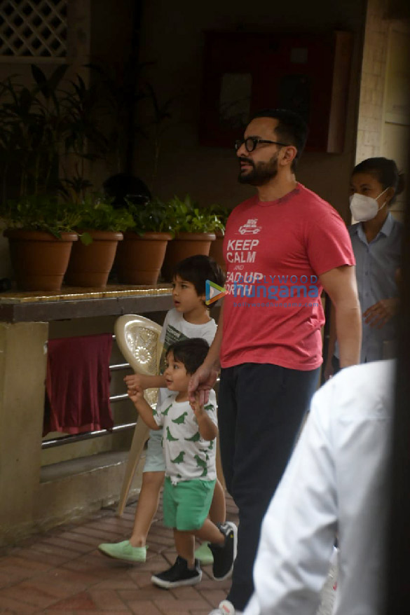 Photos Saif Ali Khan and Kareena Kapoor Khan snapped with sons Taimur and Jeh in Bandra (6 ...