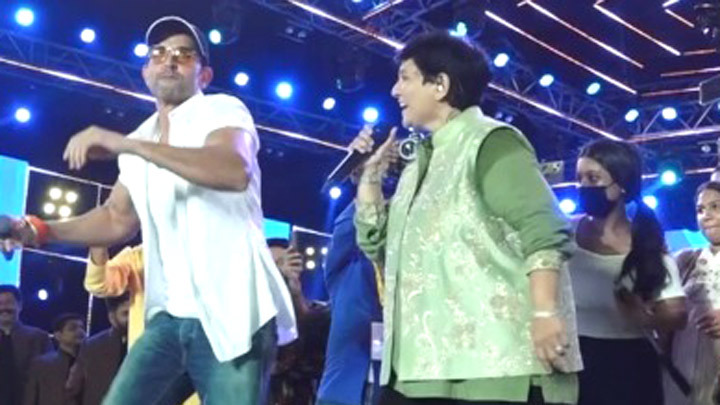 Hrithik Roshan and Falguni Pathak is a terrific combination on stage! - Bollywood Hungama