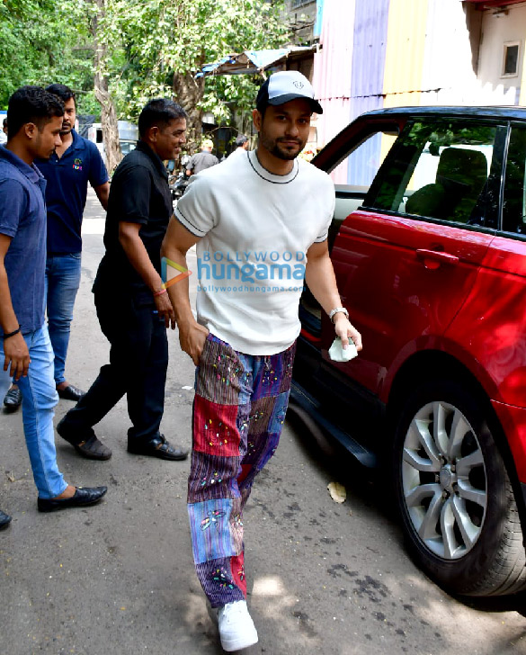 Photos Soha Ali Khan, Kunal Kemmu snapped host their daughter Inaaya ...