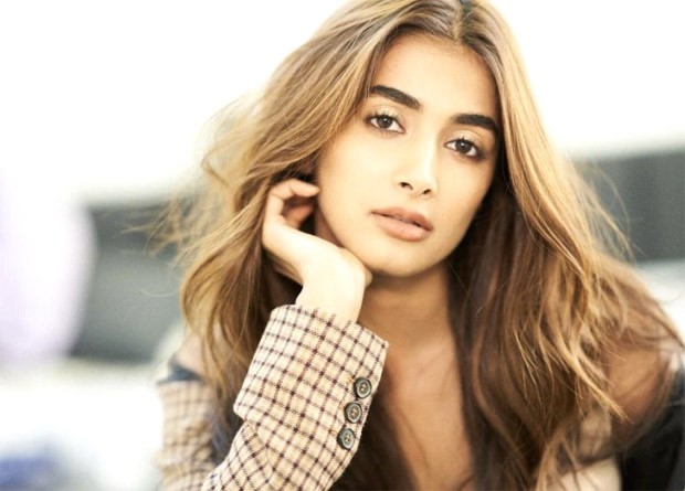 Pooja Hegde is a sight to behold as she flaunts her beautiful face in ...
