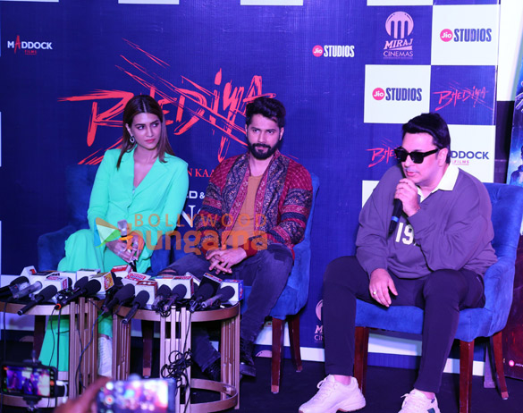 Photos Varun Dhawan, Kriti Sanon and Dinesh Vijan snapped promoting ... Photos Varun Dhawan, Kriti Sanon and Dinesh Vijan snapped promoting ...