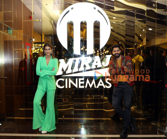 Photos Varun Dhawan, Kriti Sanon and Dinesh Vijan snapped promoting ... Photos Varun Dhawan, Kriti Sanon and Dinesh Vijan snapped promoting ...