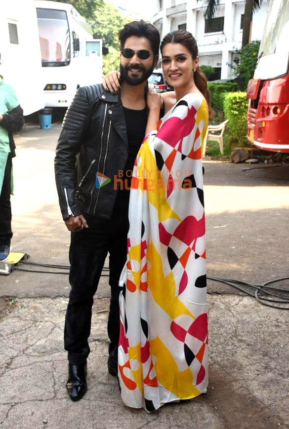 Photos Varun Dhawan And Kriti Sanon Snapped Promoting Bhediya On Indian