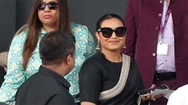 Rani Mukerji & Shah Rukh Khan get papped at the airport - Bollywood Hungama