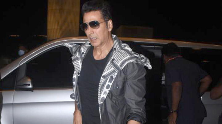 Akshay Kumar pulls off a super stylish airport look - Bollywood Hungama
