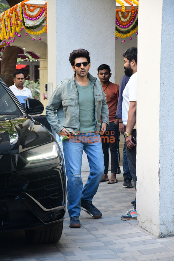 Photos Kriti Sanon and Kartik Aaryan snapped promoting their film Shehzada (2) | Kartik Aaryan ...