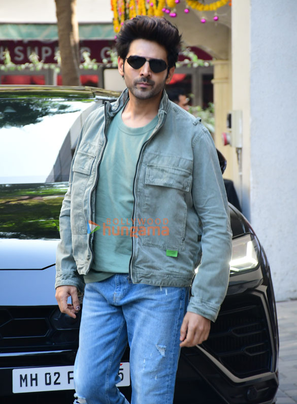 Photos Kriti Sanon and Kartik Aaryan snapped promoting their film Shehzada (2) | Kartik Aaryan ...