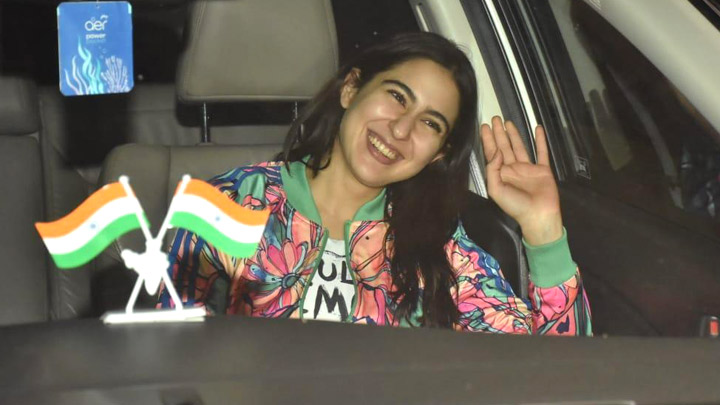 Sara Ali Khan smiles for paps as she gets clicked - Bollywood Hungama