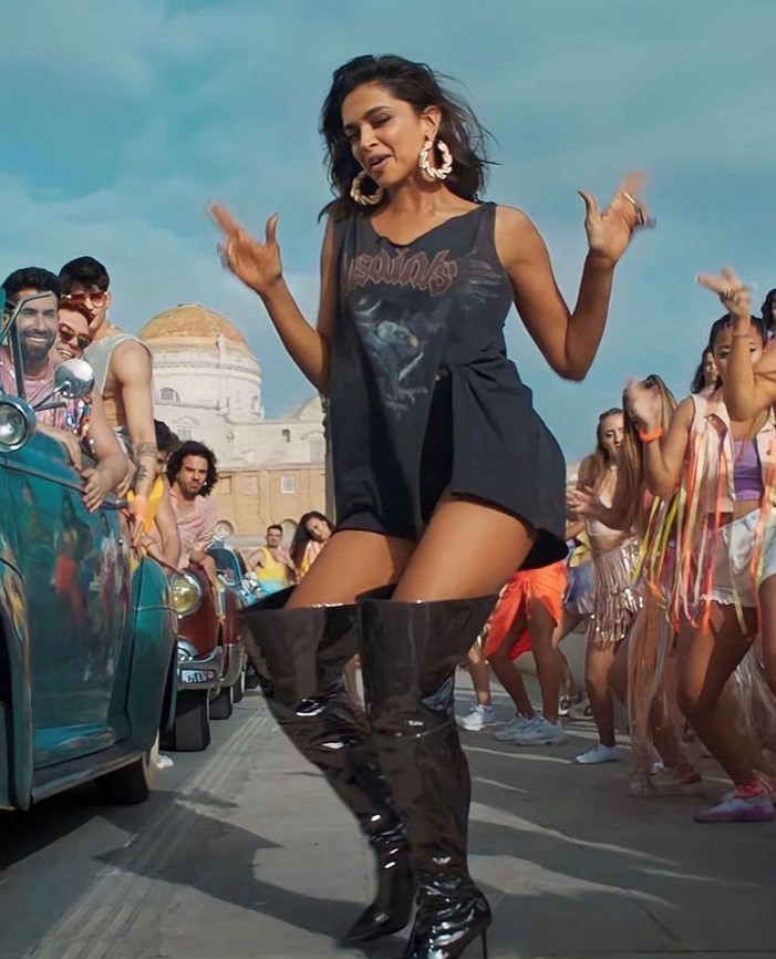 Watched Pathaan? Recreate 5 looks of Deepika Padukone from ‘Jhoome Jo ...