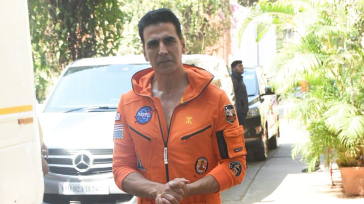 Akshay Kumar looks like a ball of energy dressed in orange - Bollywood ...
