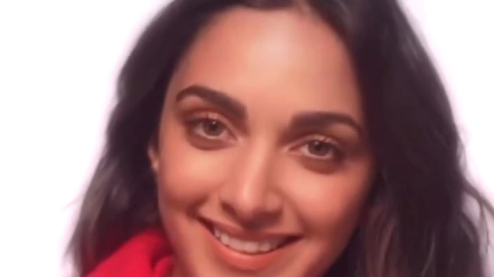 Kiara Advani flaunts her million dollar smile dressed in a trendy ... Kiara Advani flaunts her million dollar smile dressed in a trendy ...
