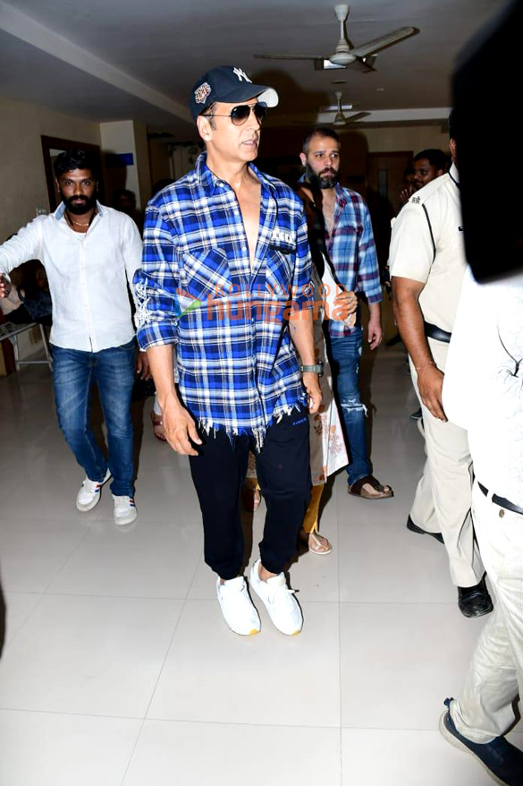 Photos Akshay Kumar snapped at Andheri RTO office for his international ...