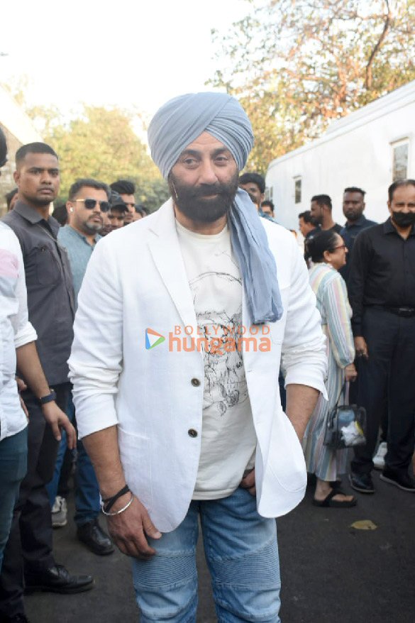 Photos Sunny Deol and Ameesha Patel snapped promoting Gadar 2 on the sets of Bigg Boss 16 (4 ...