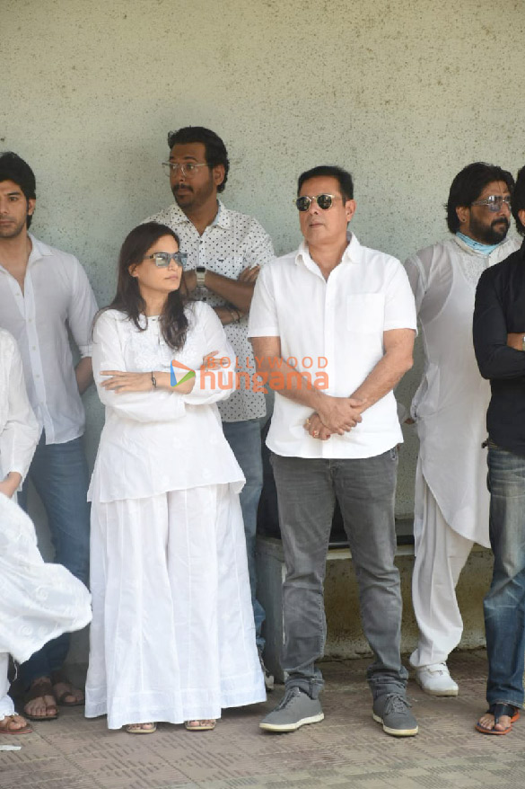 Photos Celebs attend Mukesh Chhabra’s mother funeral (7) | Alvira Khan ...