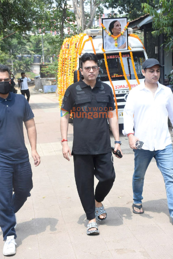 Photos Celebs attend Mukesh Chhabra’s mother funeral (9) | Bhushan ...