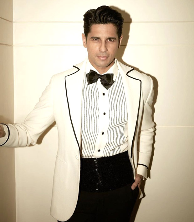 Sidharth Malhotra exudes suave vibes in a dapper white suit at Hello! Hall of Fame Awards 2023 ...