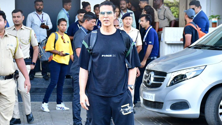 Akshay Kumar poses for paps in an all black outfit | Images - Bollywood ...
