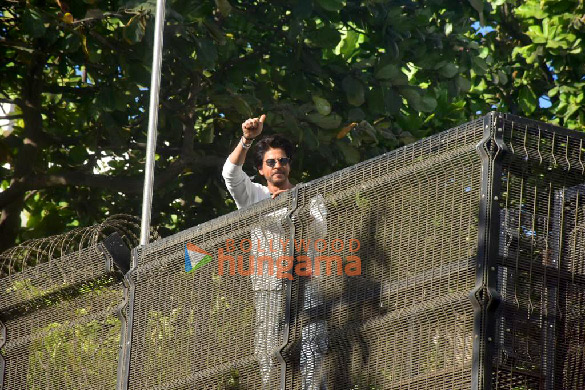 Photos Shah Rukh Khan greets fans outside Mannat in Mumbai (2) | Shah ...