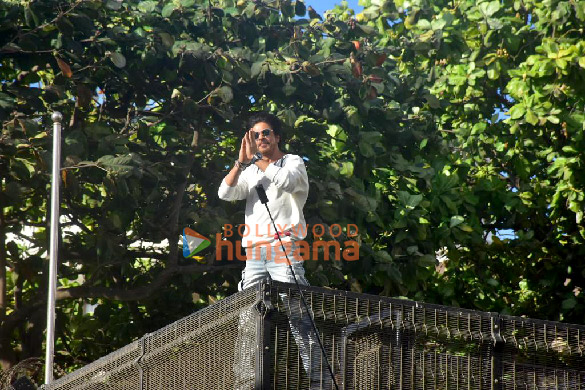 Photos Shah Rukh Khan greets fans outside Mannat in Mumbai (5) | Shah ...
