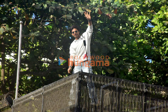 Photos Shah Rukh Khan greets fans outside Mannat in Mumbai (4) | Shah ...