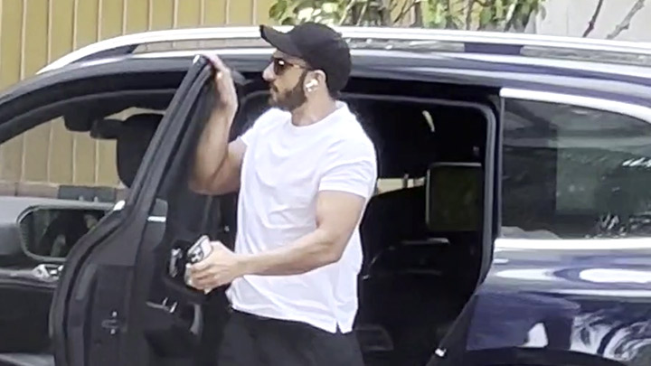 Ranveer Singh gets clicked by paps at YRF office - Bollywood Hungama