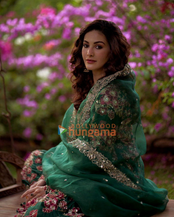 Amyra Dastur Photos Images Hd Wallpapers Amyra Dastur Hd Images Photos Bollywood Hungama