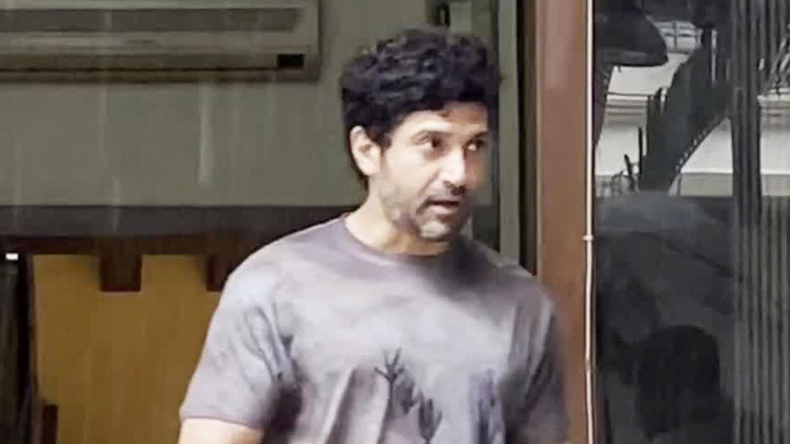 Farhan Akhtar gets clicked by paps in the city - Bollywood Hungama
