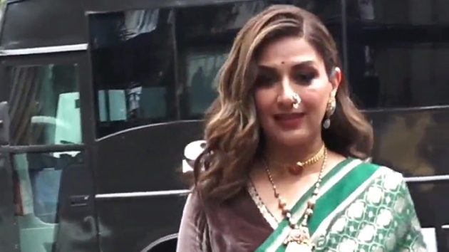Maharashtrian Mulgi Sonali Bendre looks beautiful in a saree and nath | Images - Bollywood Hungama