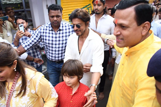 Shah Rukh Khan with son AbRam seek blessings at Mumbai’s Lalbaugcha Raja : Bollywood News ...