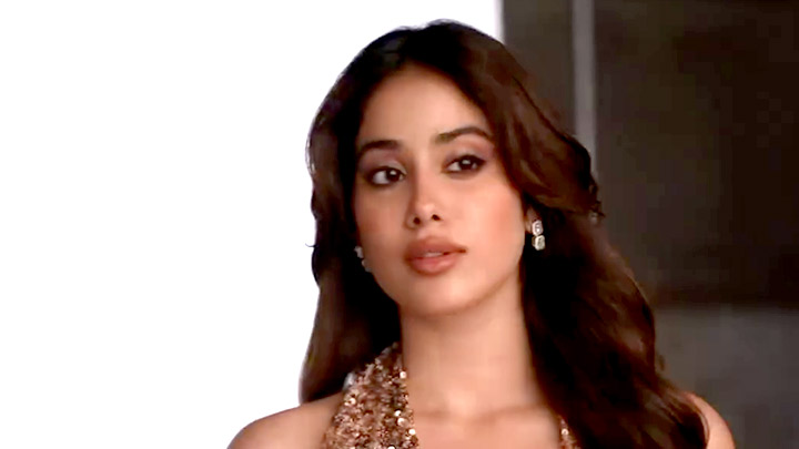Make them stop & stare is Janhvi Kapoor's motto - Bollywood Hungama